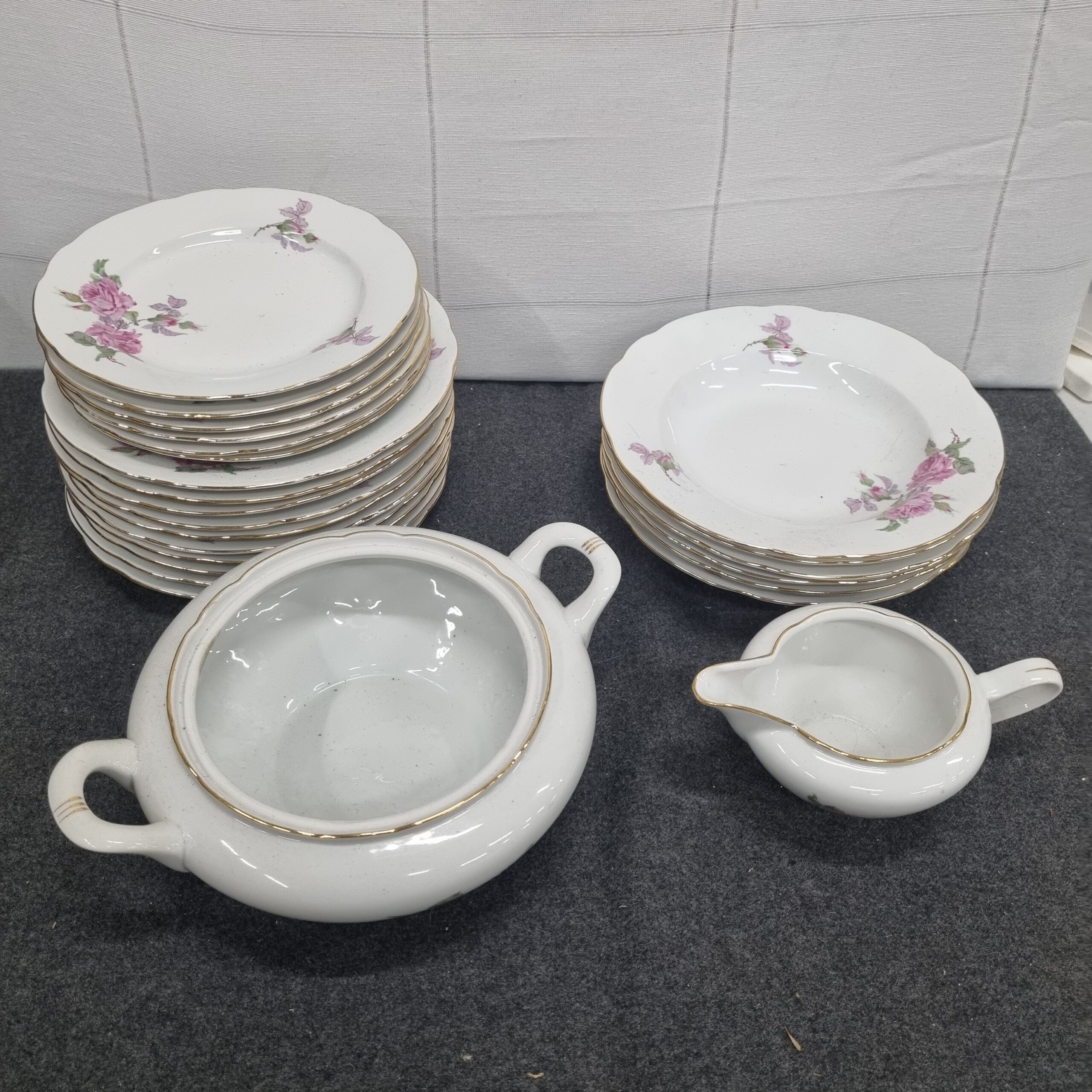 Charmant Vintage Rozen Servies - Compleet met Gouden Details ...