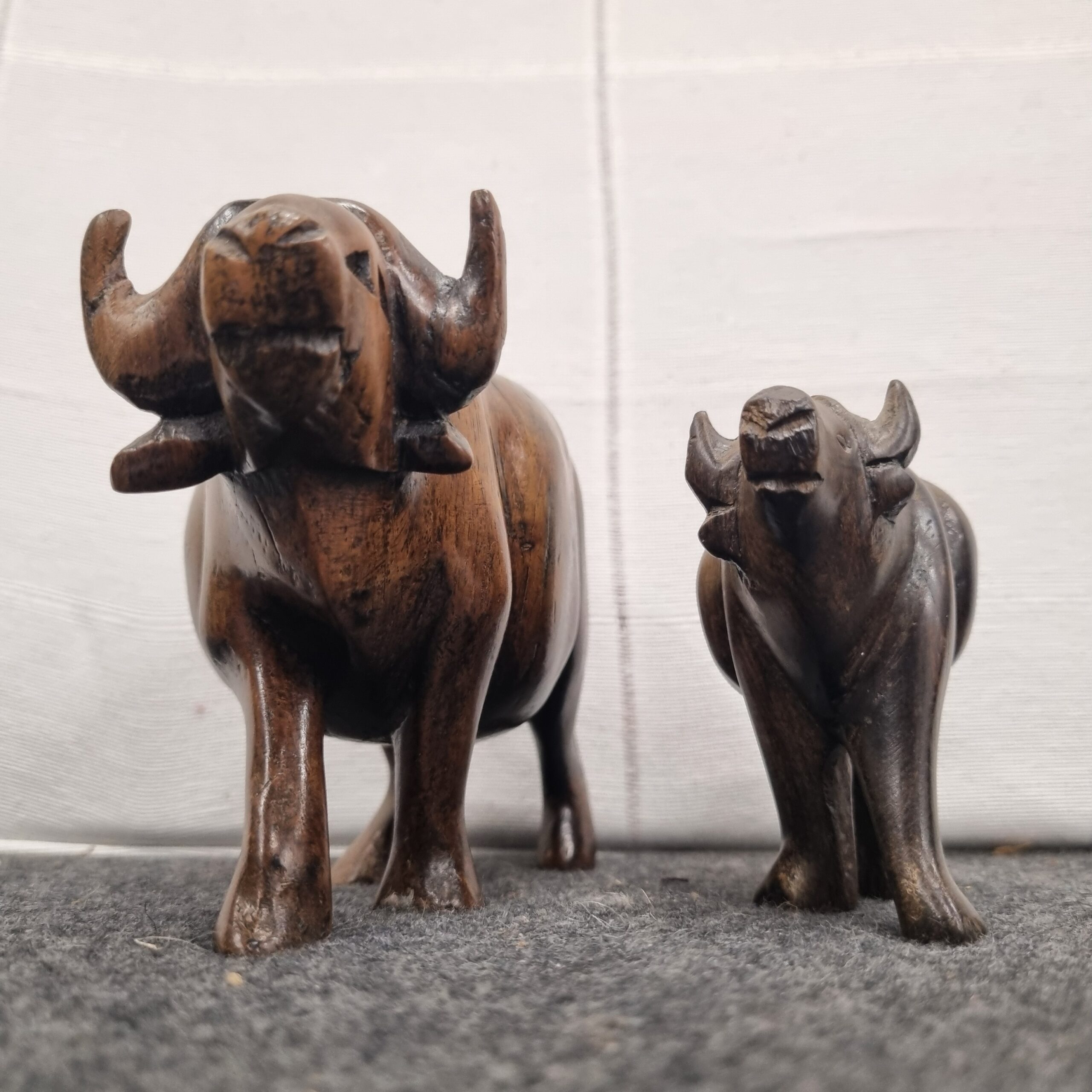 Set van twee handgesneden houten ossen / buffels - Kringloop Goor ...